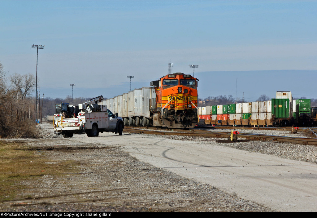 BNSF 4018 sits on a triple crown train.